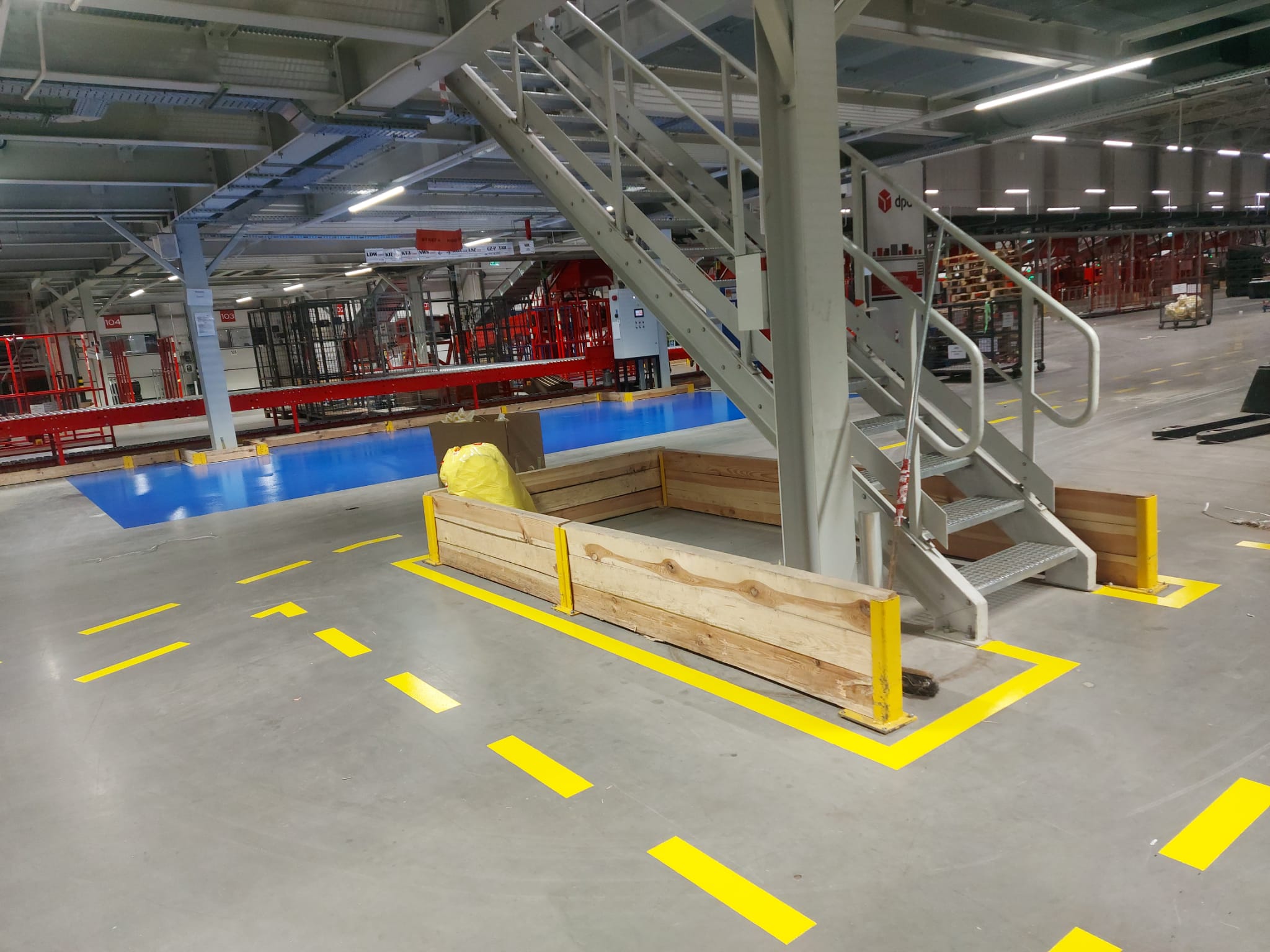 Drogi transportowe w magazynie - jak powinny być rozplanowane i oznaczone? Drogi transportowe w magazynie - jak powinny być rozplanowane i oznaczone?